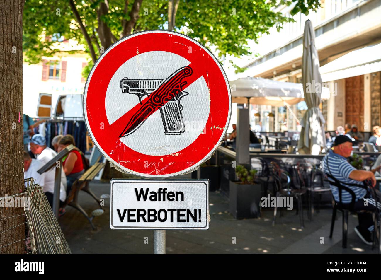 9 July 2024: Weapons prohibited Sign in the pedestrian zone of a city ...