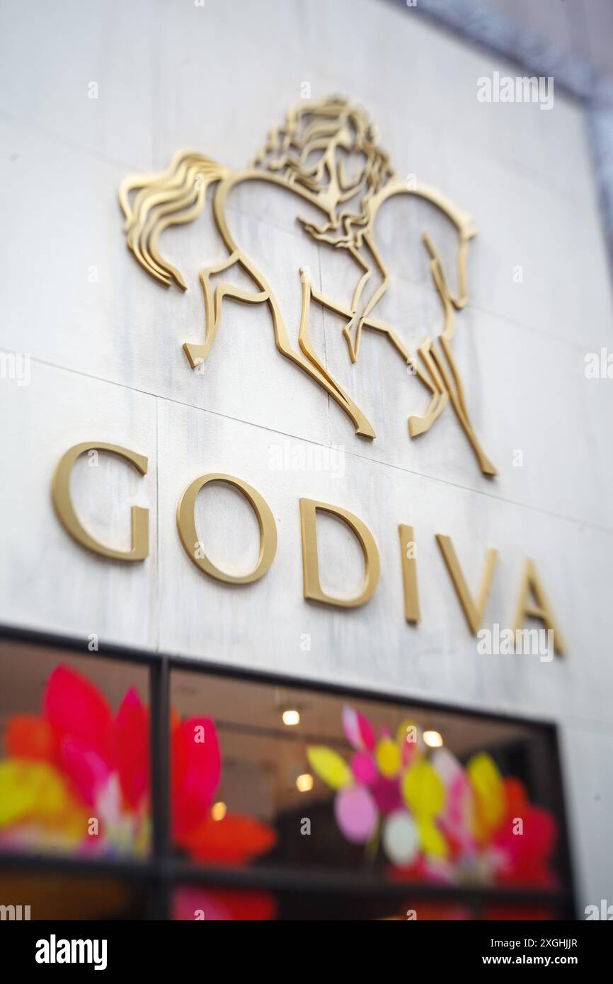Godiva chocolate store fifth avenue new york city hi-res stock ...