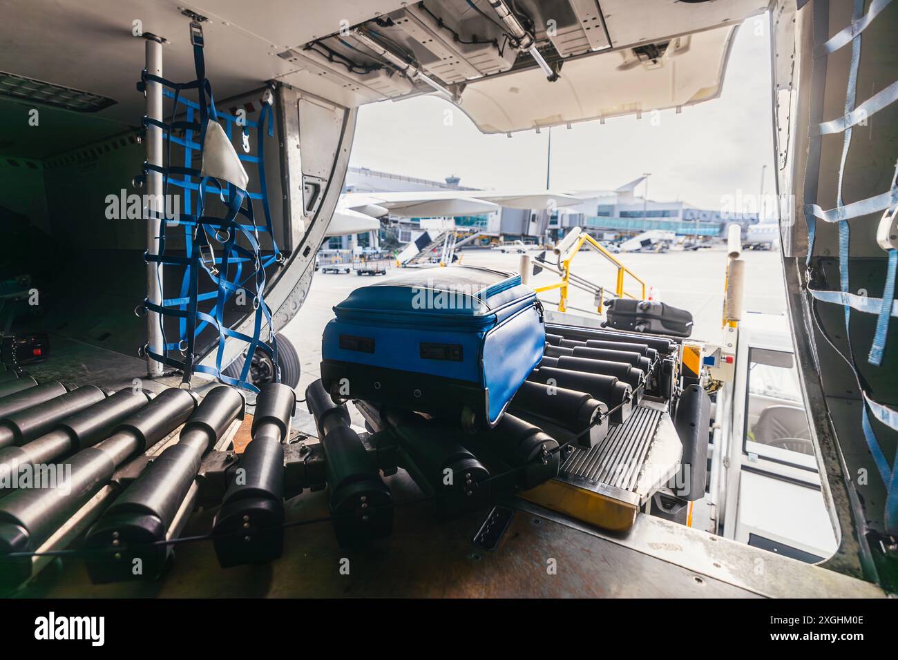 Unloading cargo plane airport in hi-res stock photography and images ...