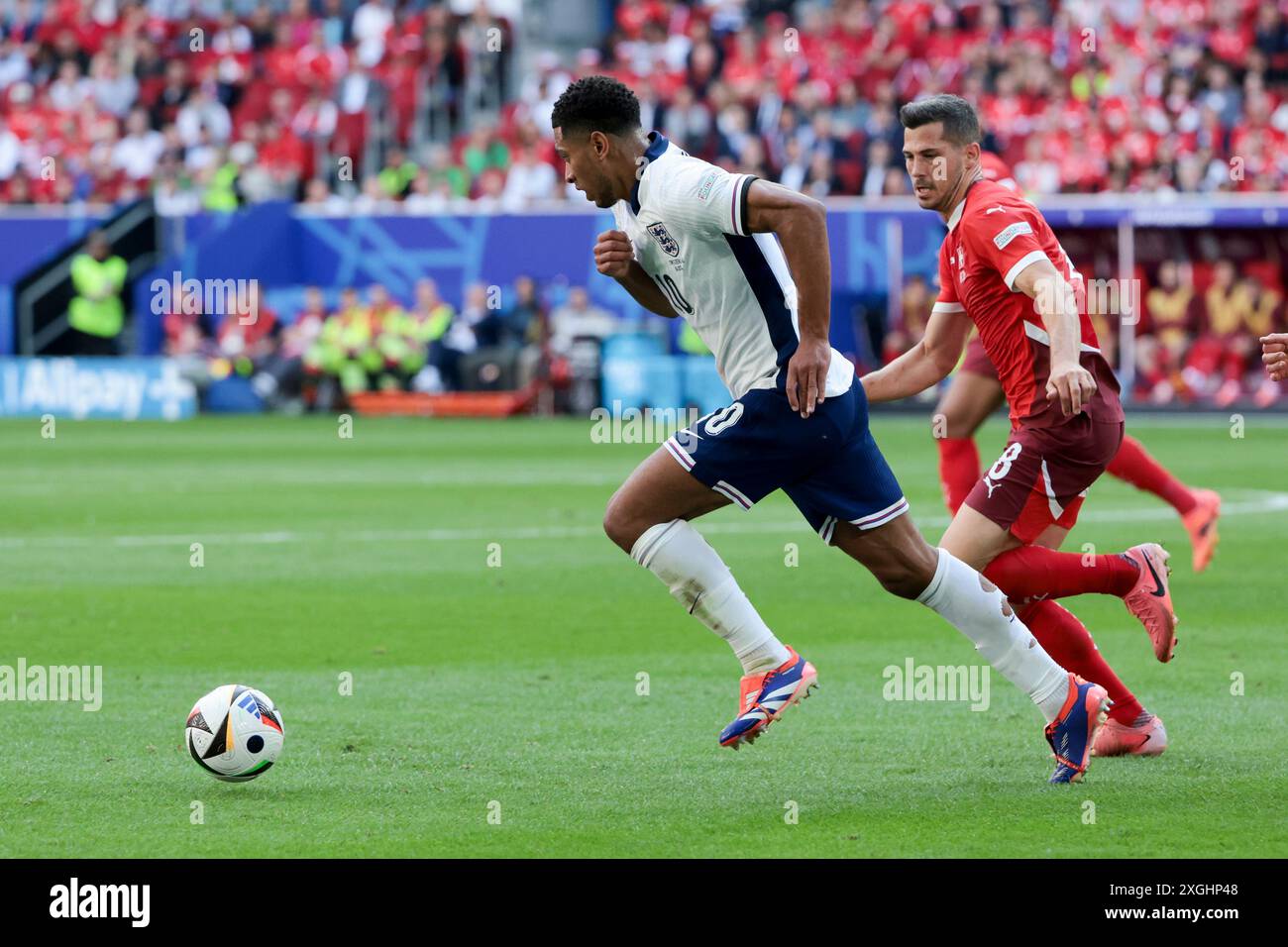 Jude Bellingham of England, Remo Freuler of Switzerland during the UEFA ...