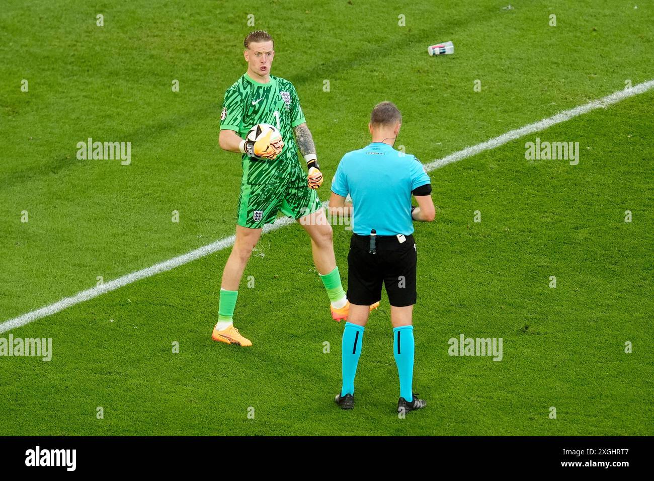 England goalkeeper Jordan Pickford (left) reacts in the penalty shoot ...