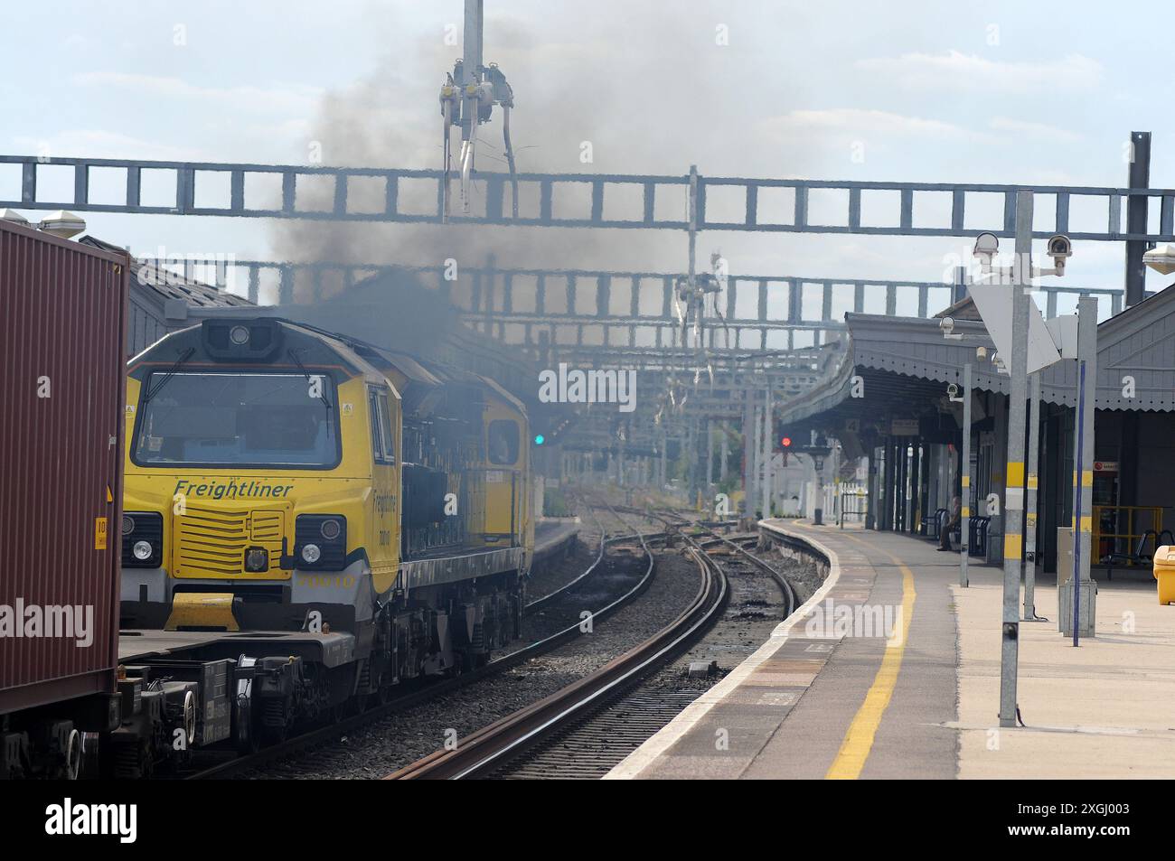 "70010" heads west through Didcot Parkway platform 3 before heading ...