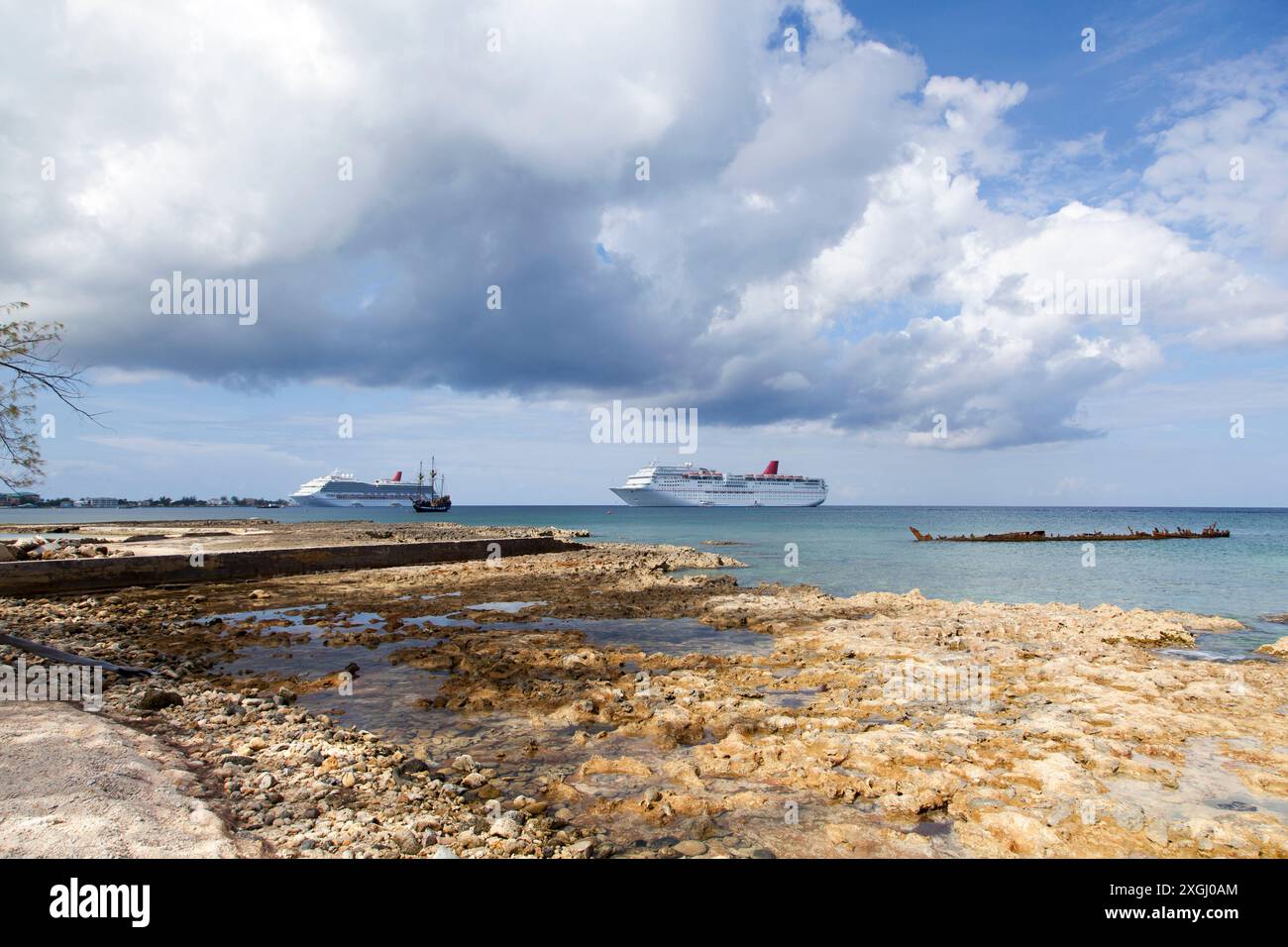 The view of Grand Cayman island Seven Mile Beach with cruise ships ...