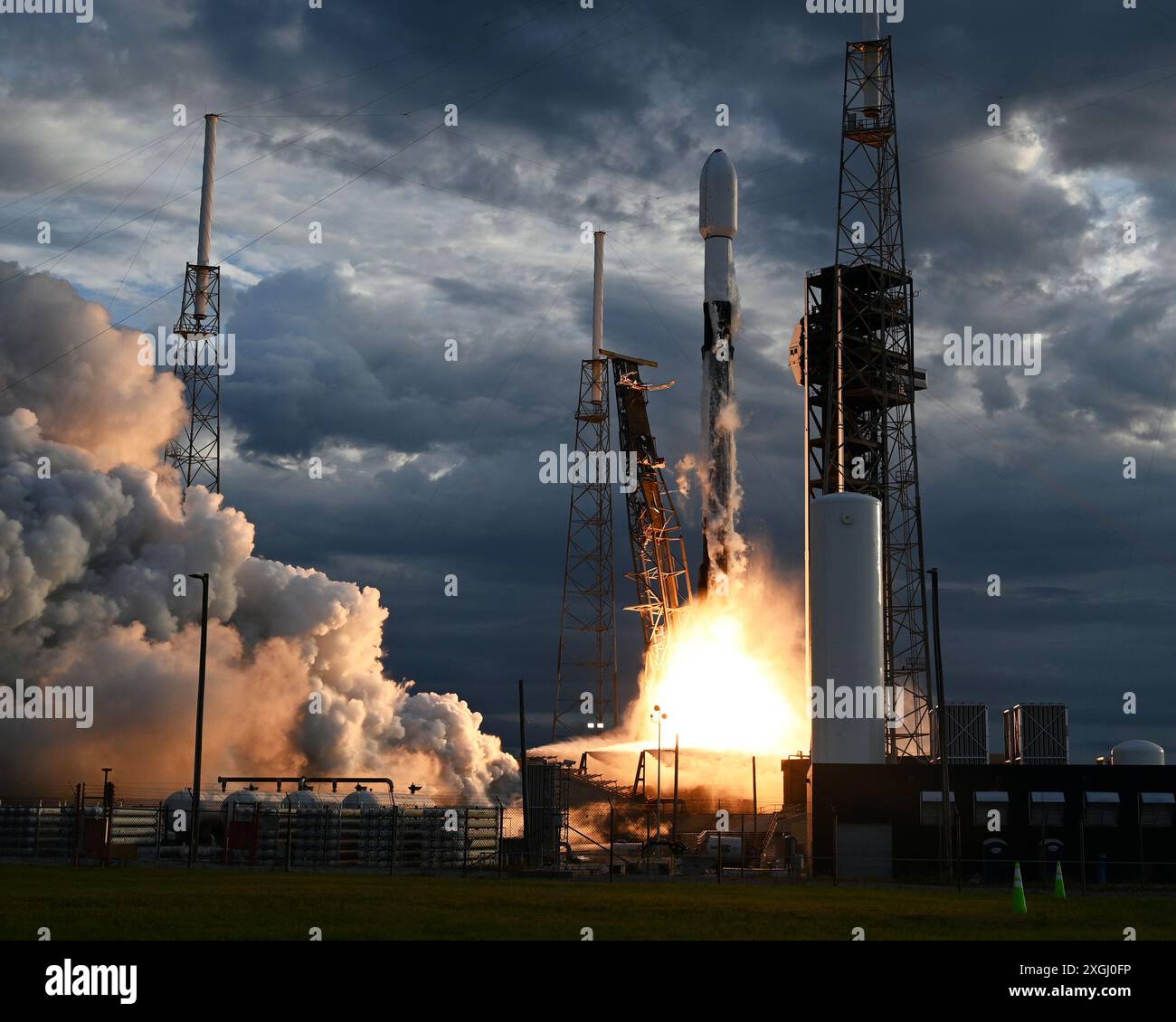 A SpaceX Falcon 9 rocket launches the Turksat 6 communications ...