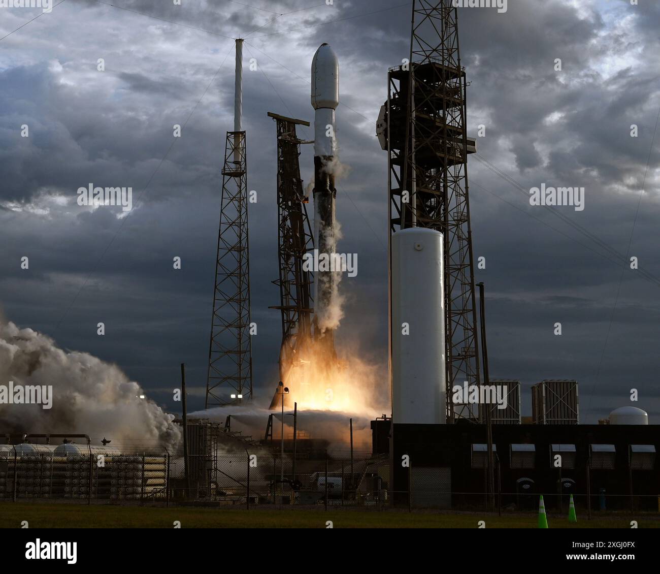 A SpaceX Falcon 9 rocket launches the Turksat 6 communications ...