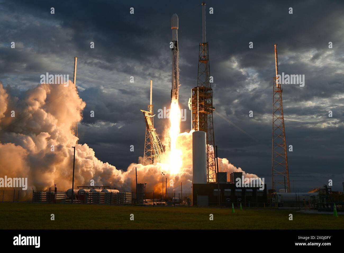 A SpaceX Falcon 9 rocket launches the Turksat 6 communications ...