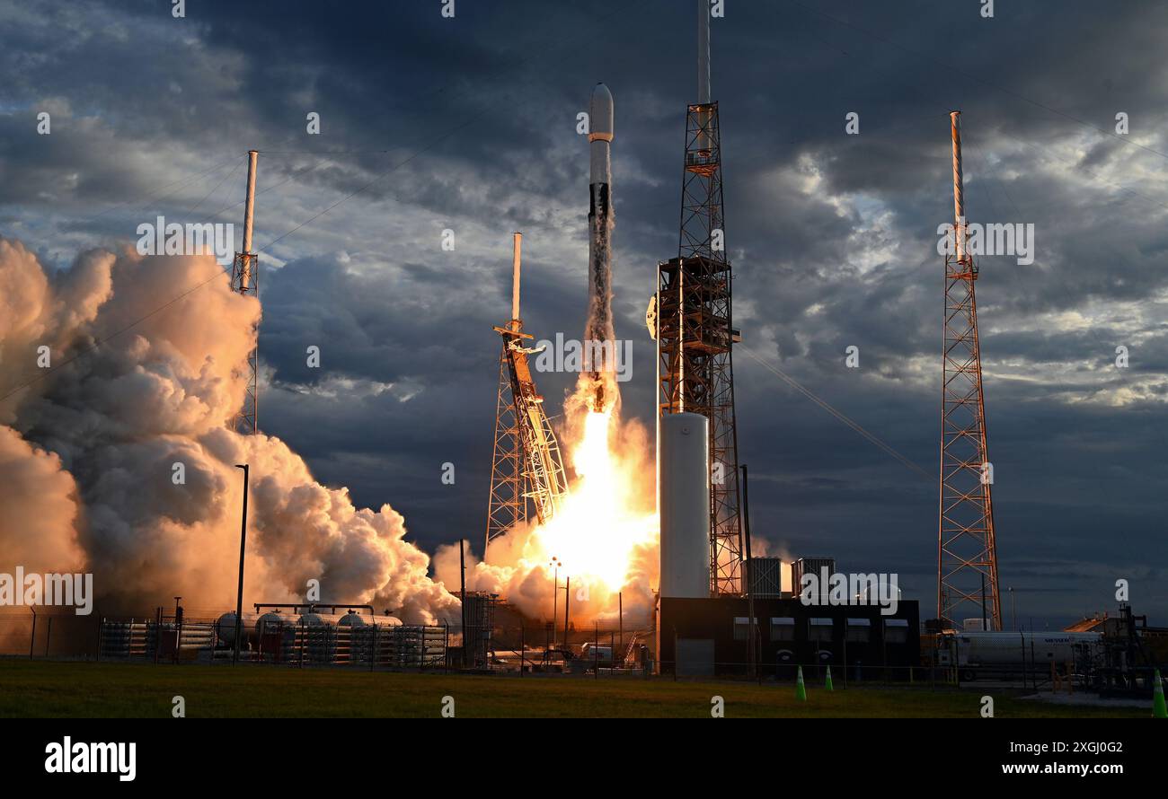 A SpaceX Falcon 9 rocket launches the Turksat 6 communications ...