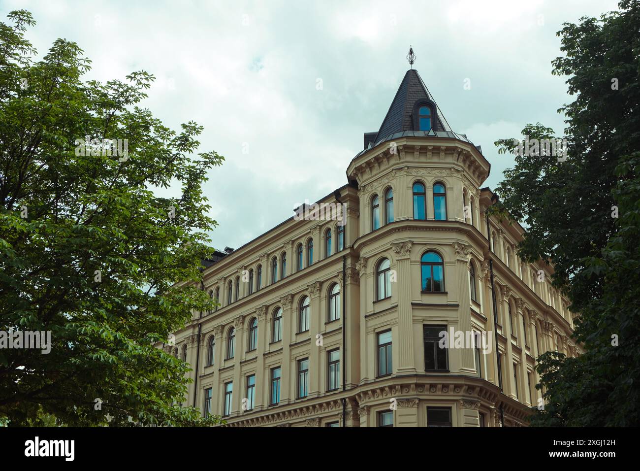 Large apartment building surrounded hi-res stock photography and images ...