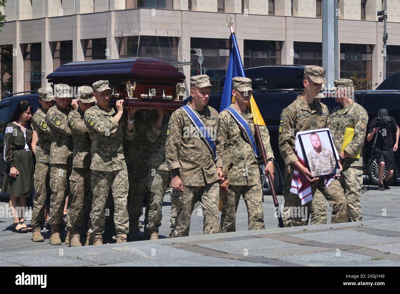 Soldiers honorably carry the coffin from soldier of the 72nd brigade ...