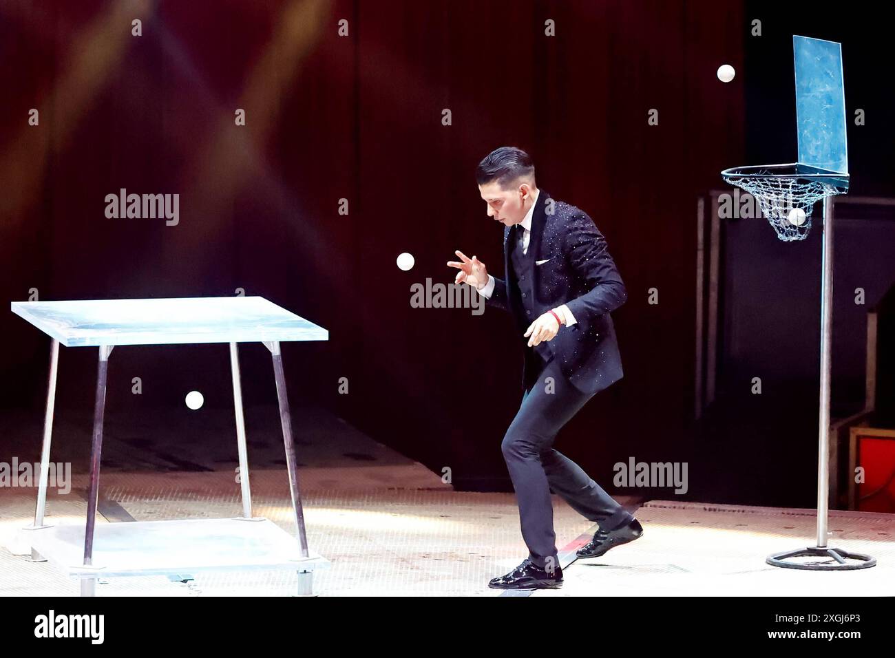 Bounce juggler hi-res stock photography and images - Alamy