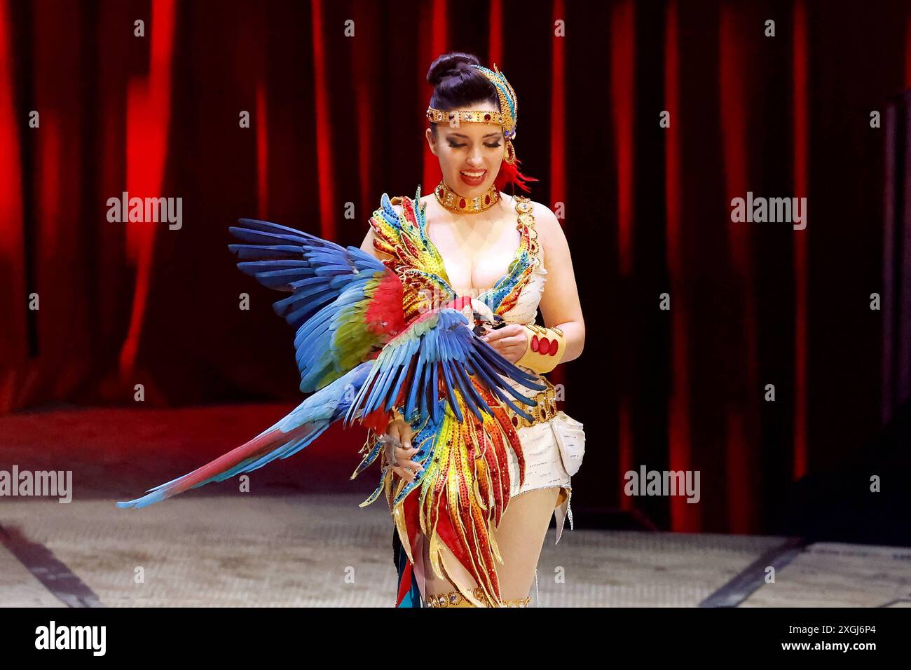 Laura Urunova zeigt eine Papageien-Dressur *** Laura Urunova shows a ...