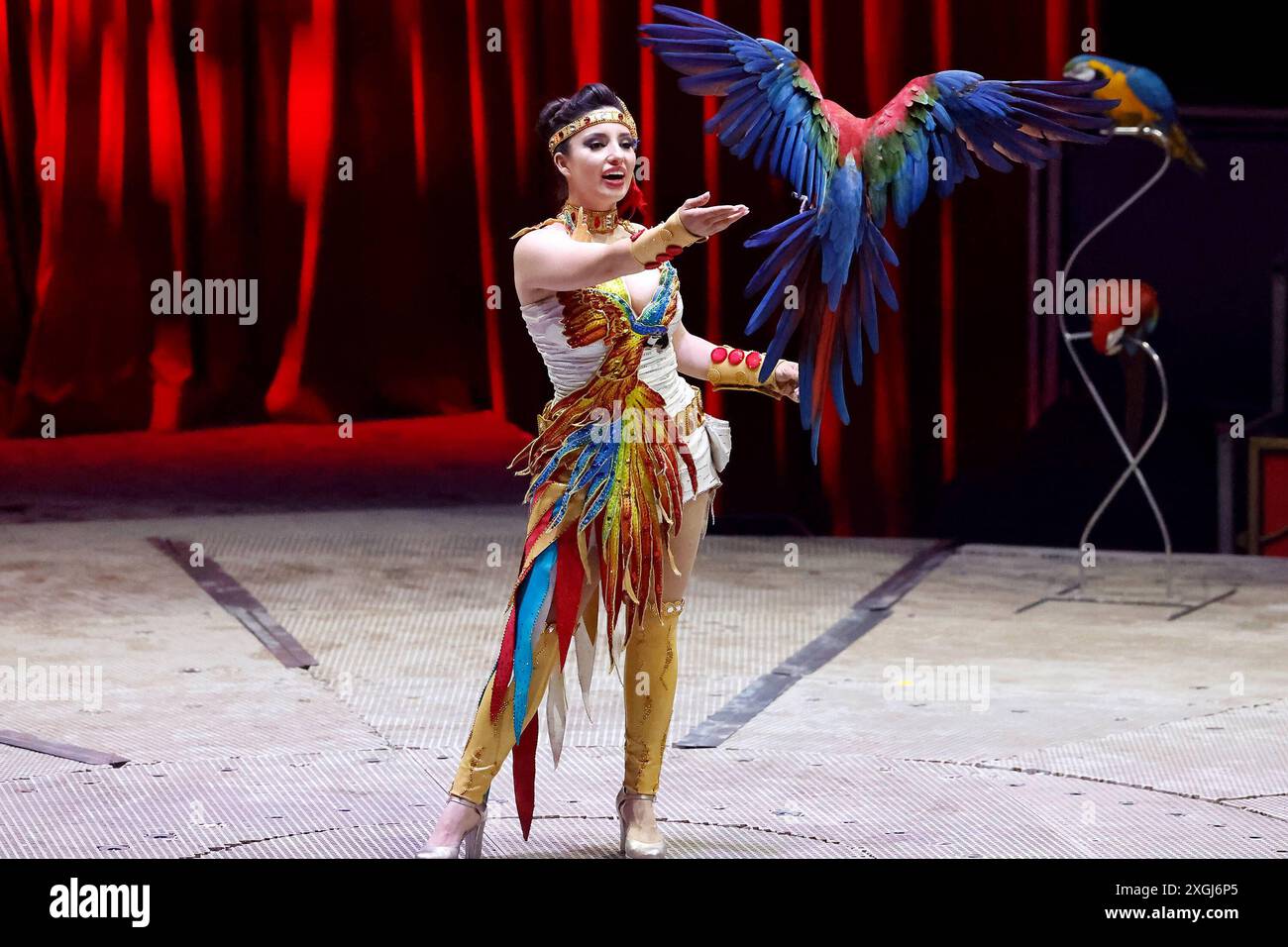 Laura Urunova zeigt eine Papageien-Dressur *** Laura Urunova shows a ...