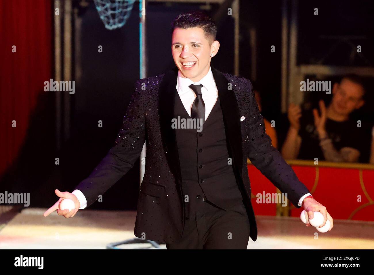 Bounce juggler hi-res stock photography and images - Alamy