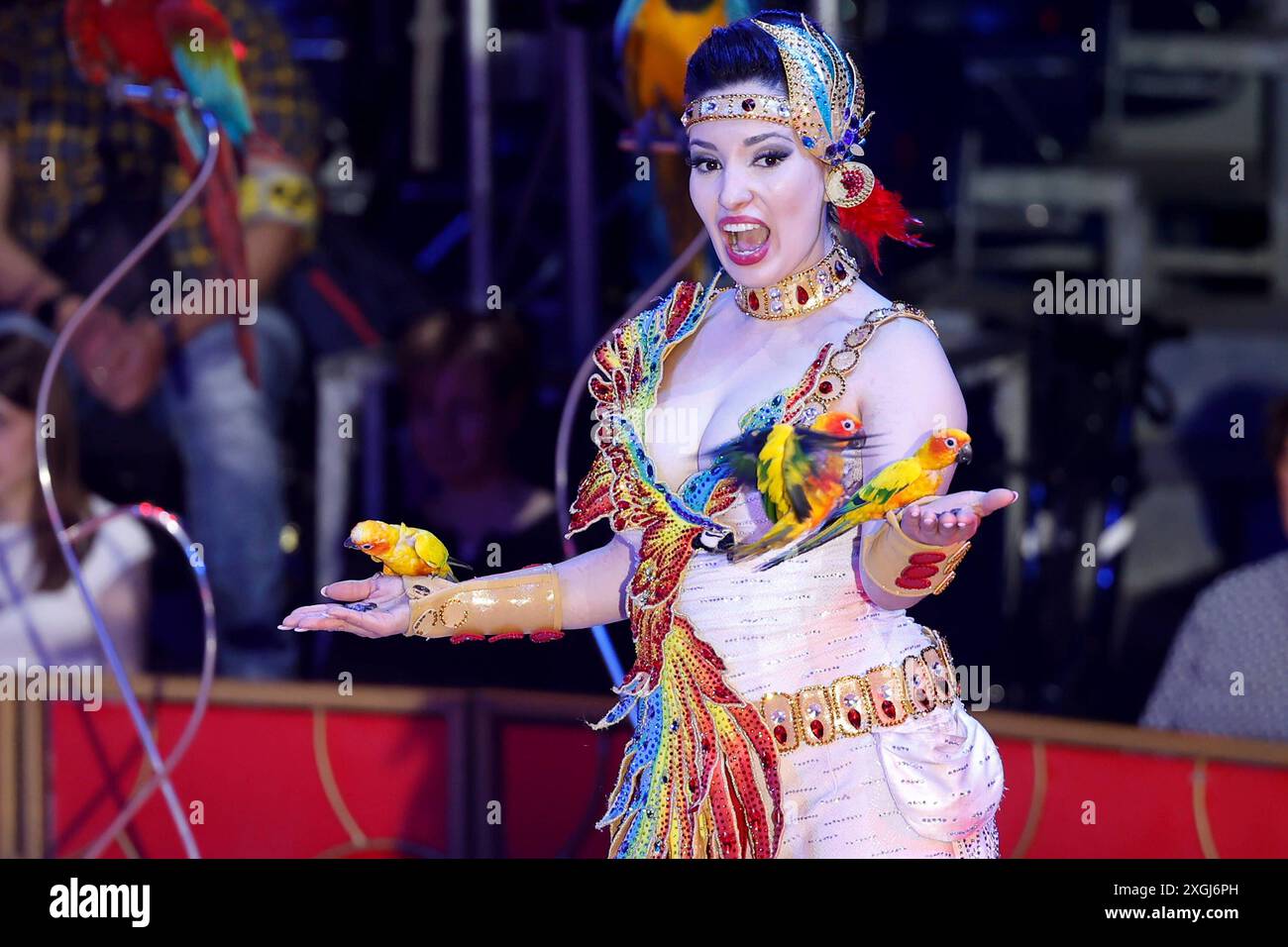 Laura Urunova zeigt eine Papageien-Dressur *** Laura Urunova shows a ...