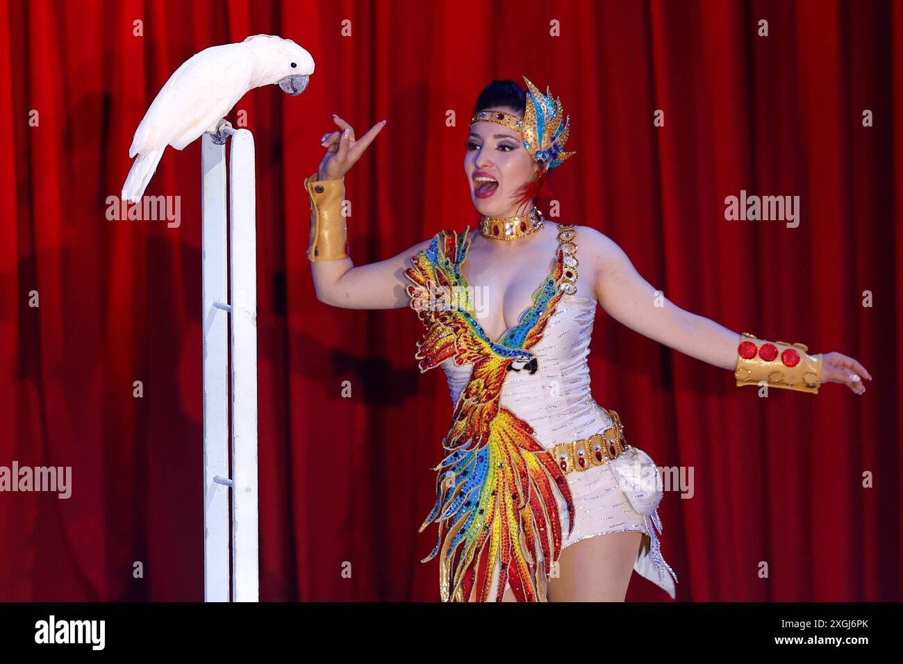 Laura Urunova zeigt eine Papageien-Dressur *** Laura Urunova shows a ...