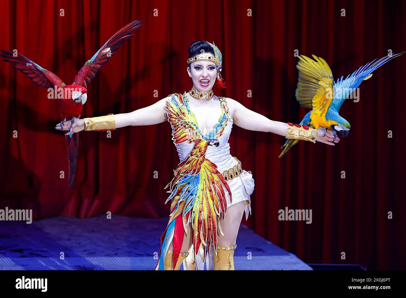 Laura Urunova zeigt eine Papageien-Dressur *** Laura Urunova shows a ...