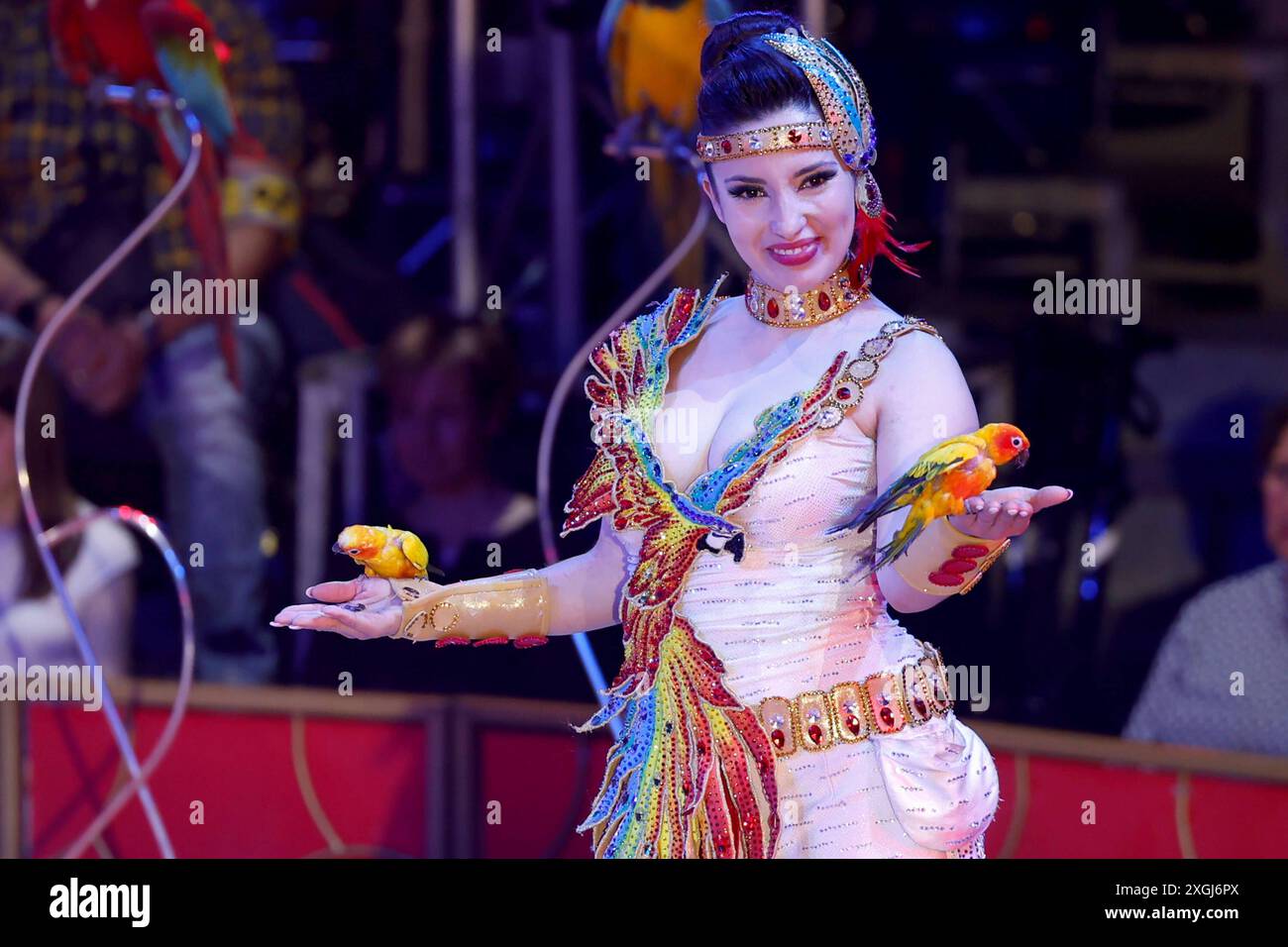 Laura Urunova zeigt eine Papageien-Dressur *** Laura Urunova shows a ...