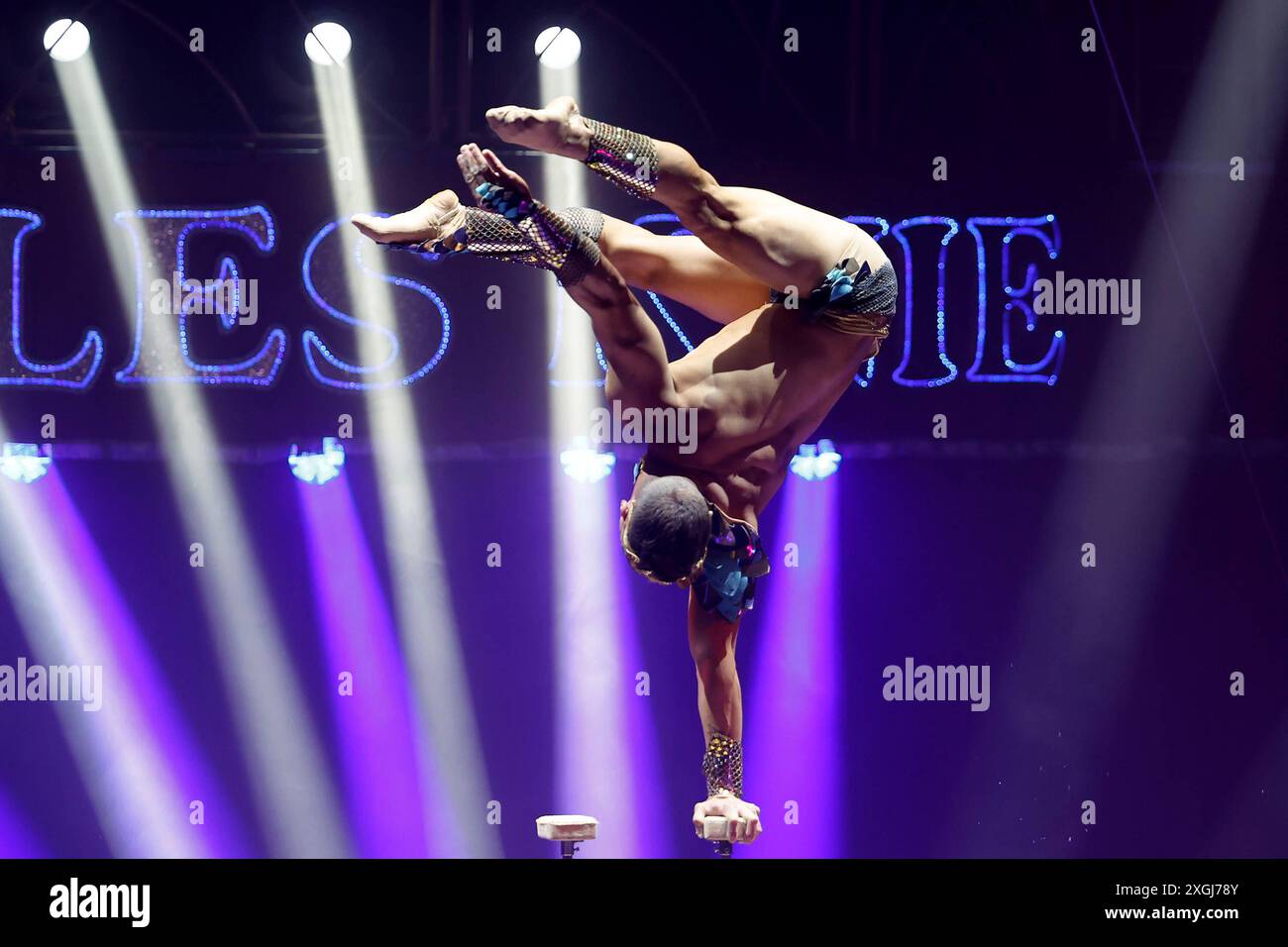 Devin De Bianchi zeigt eine Handstand-Performance *** Devin De Bianchi ...
