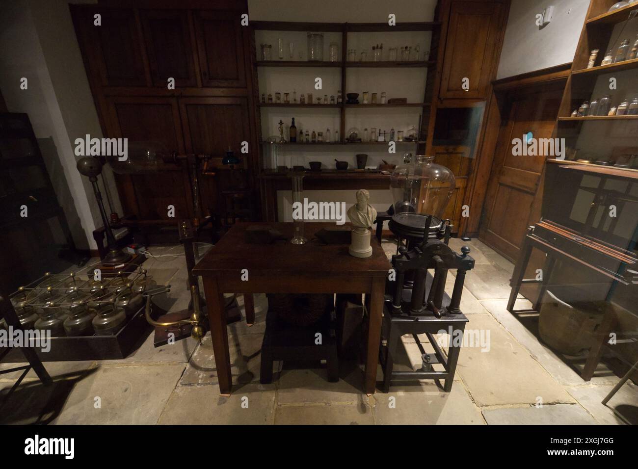 Royal institution london faraday hi-res stock photography and images ...