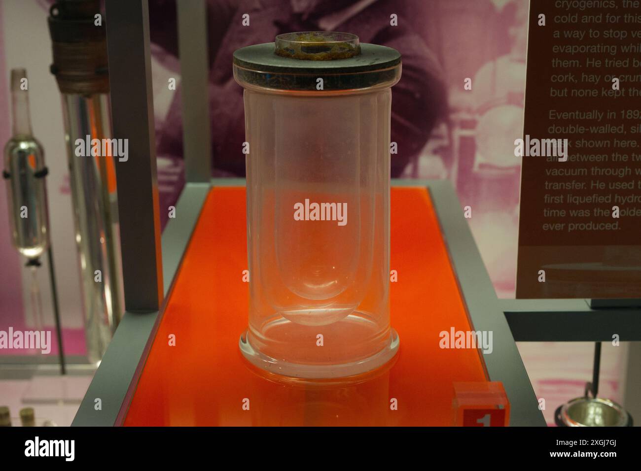 James dewar's vacuum flask hi-res stock photography and images - Alamy