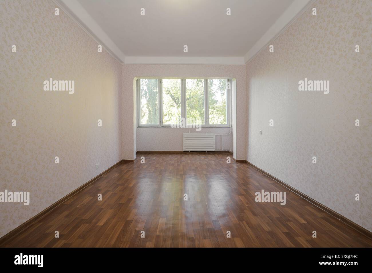 Windows in the empty old room in a apartment interior Stock Photo - Alamy