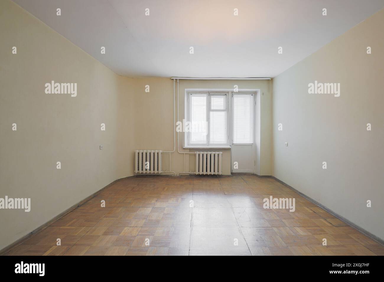 Windows in the empty old room in a apartment interior Stock Photo - Alamy