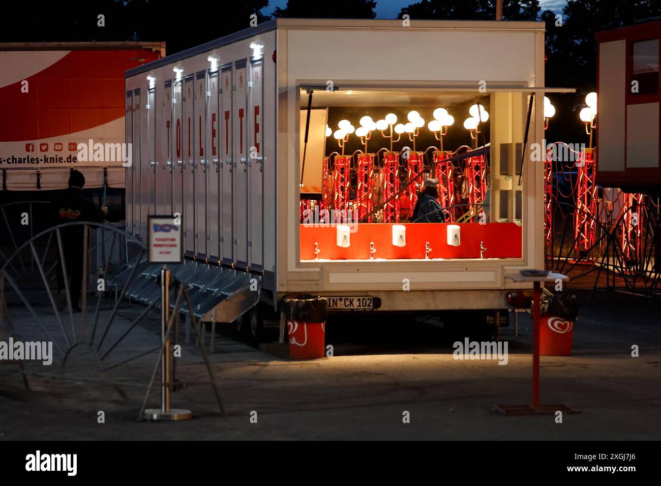 Toilettenwagen des Zirkus Charles Knie *** Charles Knie Circus toilet ...