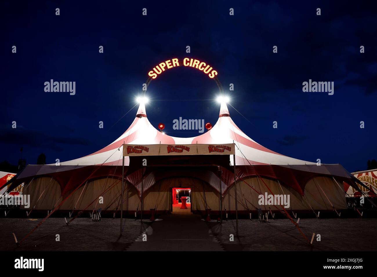 Zelt des Zirkus Charles Knie. Der Schriftzug Super Circus ist auf dem ...