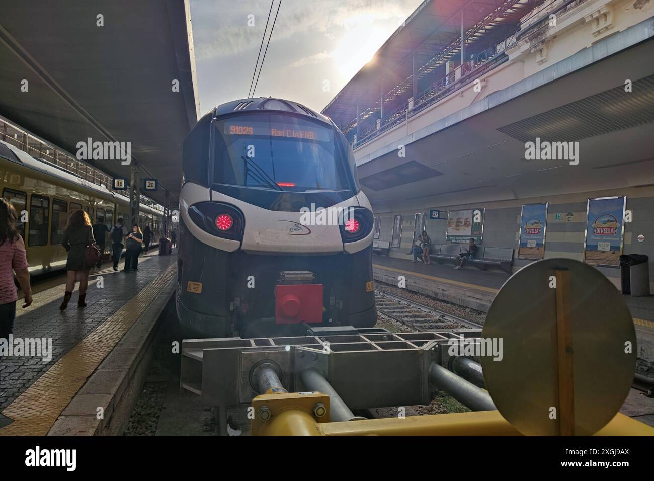 Bari, Italien, 12.06.2024: Zug der italienischen Bahn am Bahnhof ...