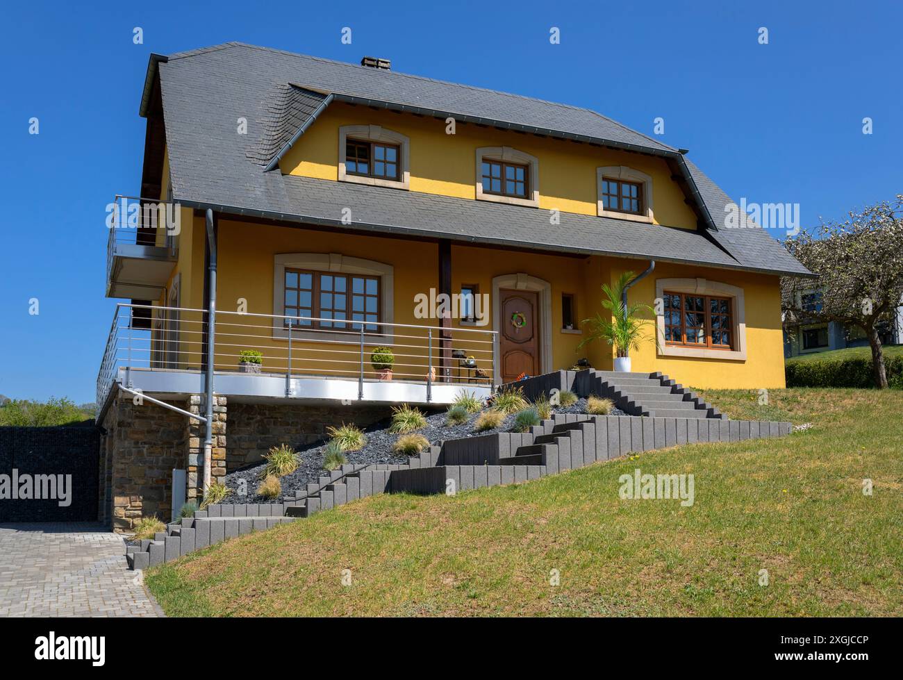 Modern detached family house hi-res stock photography and images - Alamy