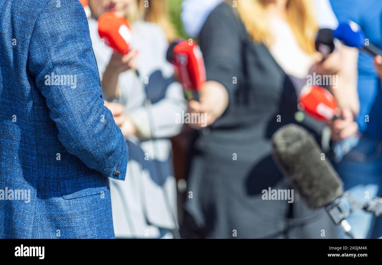 Microphones reporters hi-res stock photography and images - Alamy