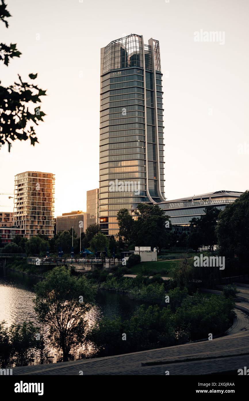 Spectacular view of MOL Campus, Budapest's new, illuminated skyscraper ...