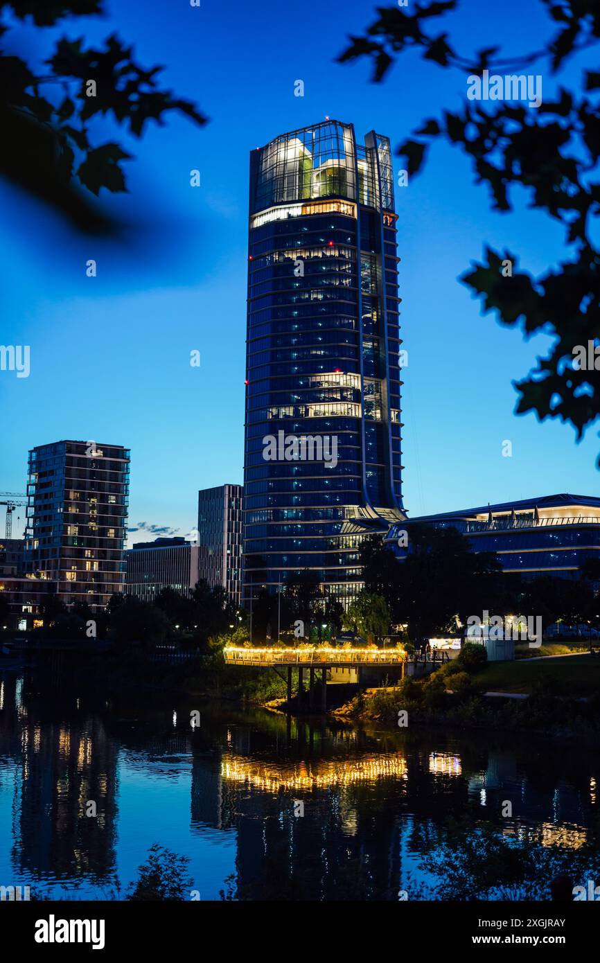 Spectacular view of MOL Campus, Budapest's new, illuminated skyscraper ...