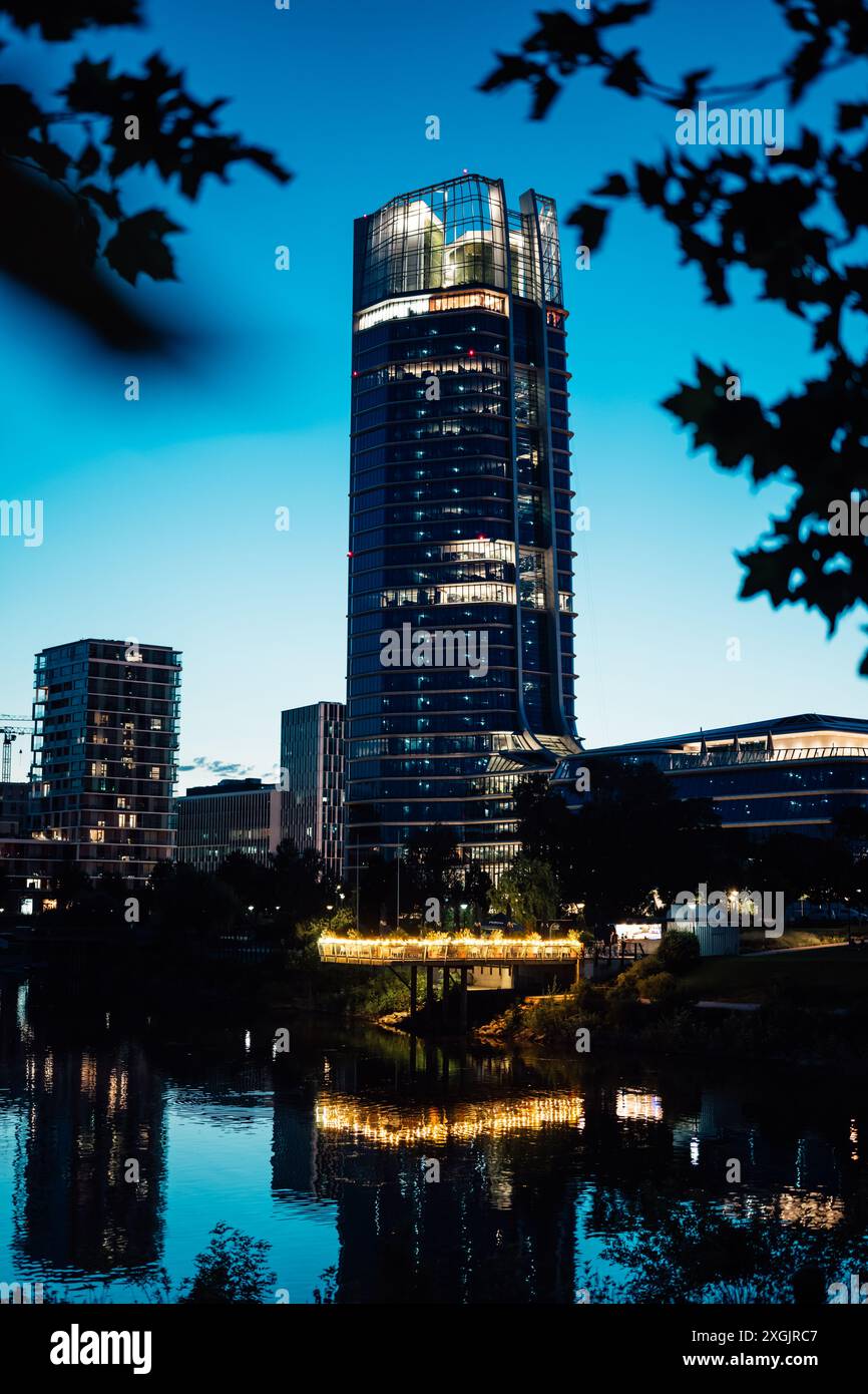 Spectacular view of MOL Campus, Budapest's new, illuminated skyscraper ...