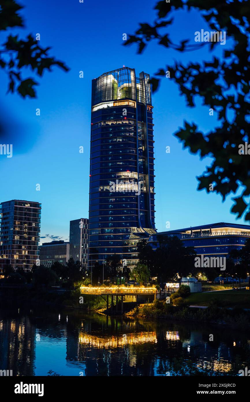 Spectacular view of MOL Campus, Budapest's new, illuminated skyscraper ...