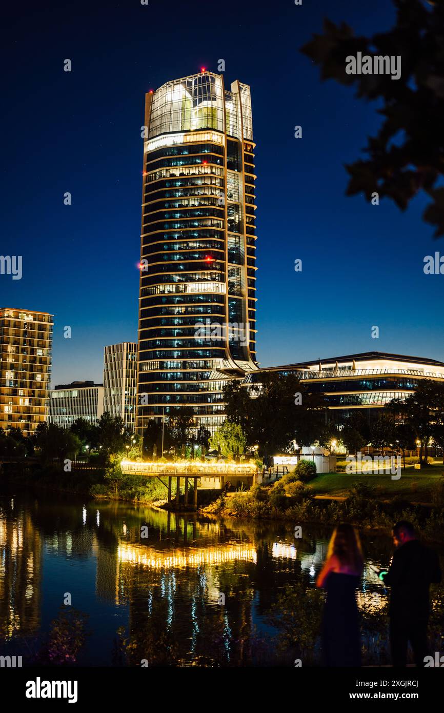 Spectacular view of MOL Campus, Budapest's new, illuminated skyscraper ...