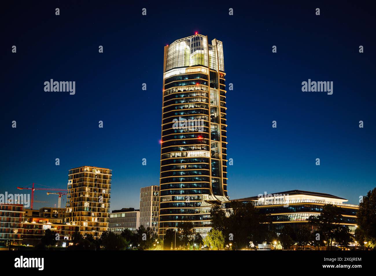 Spectacular view of MOL Campus, Budapest's new, illuminated skyscraper ...