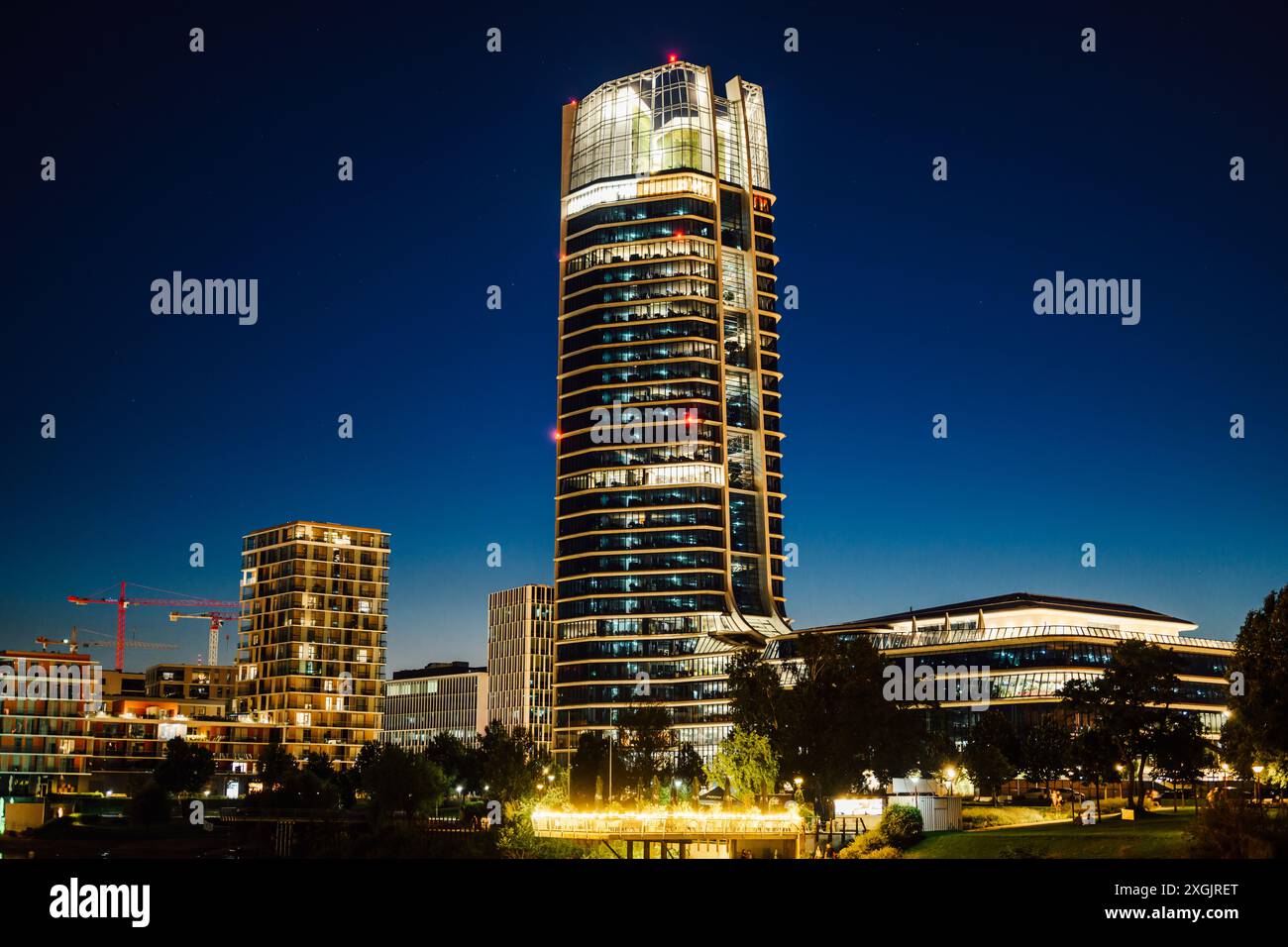 Spectacular view of MOL Campus, Budapest's new, illuminated skyscraper ...