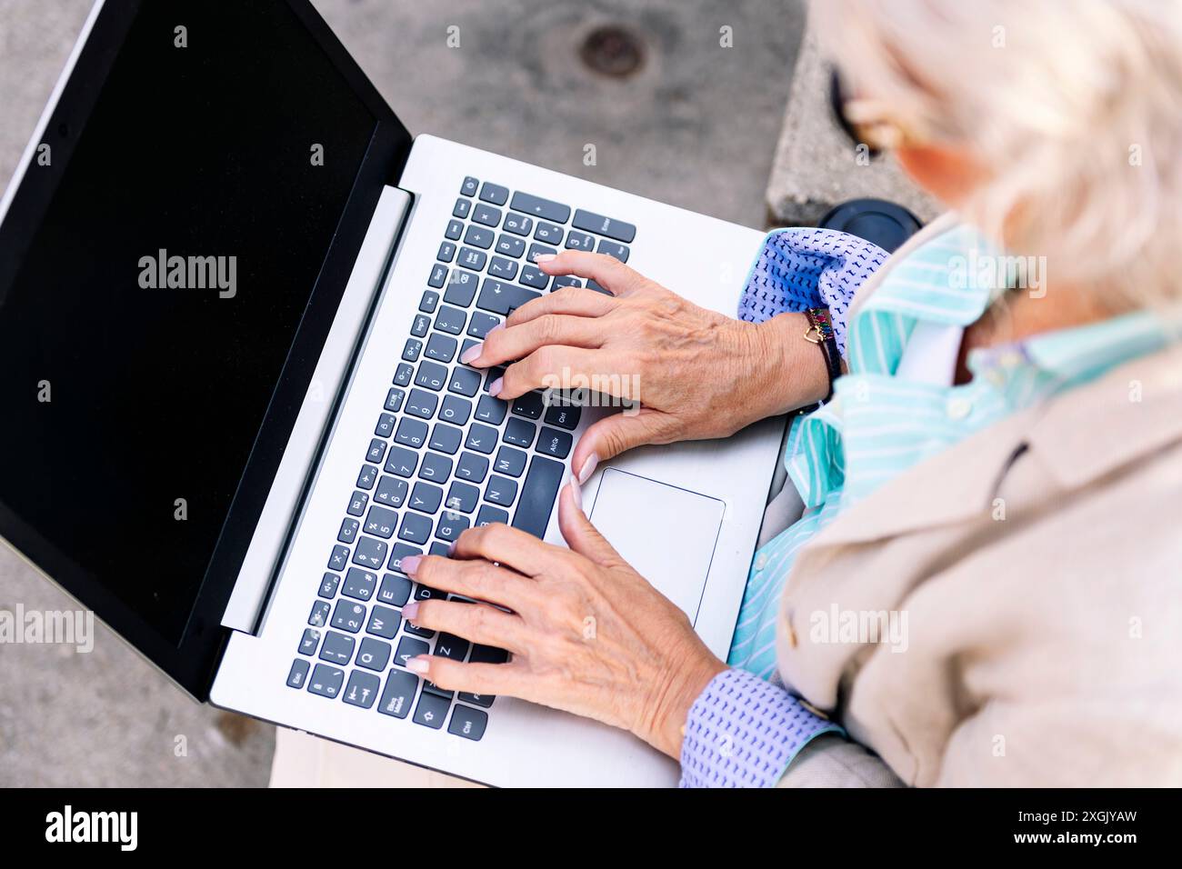Black elderly hands keyboard hi-res stock photography and images - Alamy