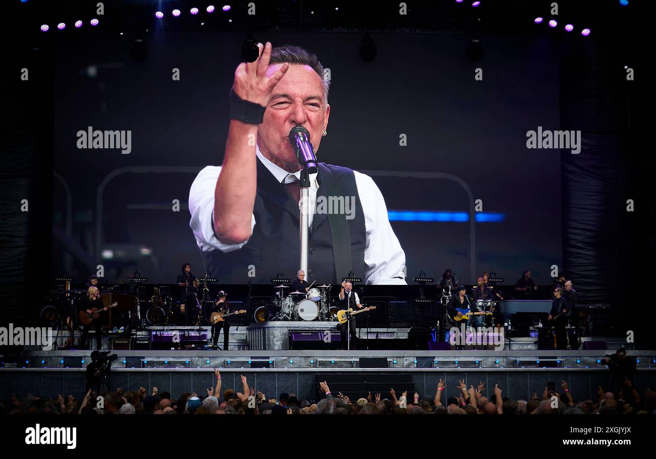 Springsteen and e street band 2024 world tour hi-res stock photography ...