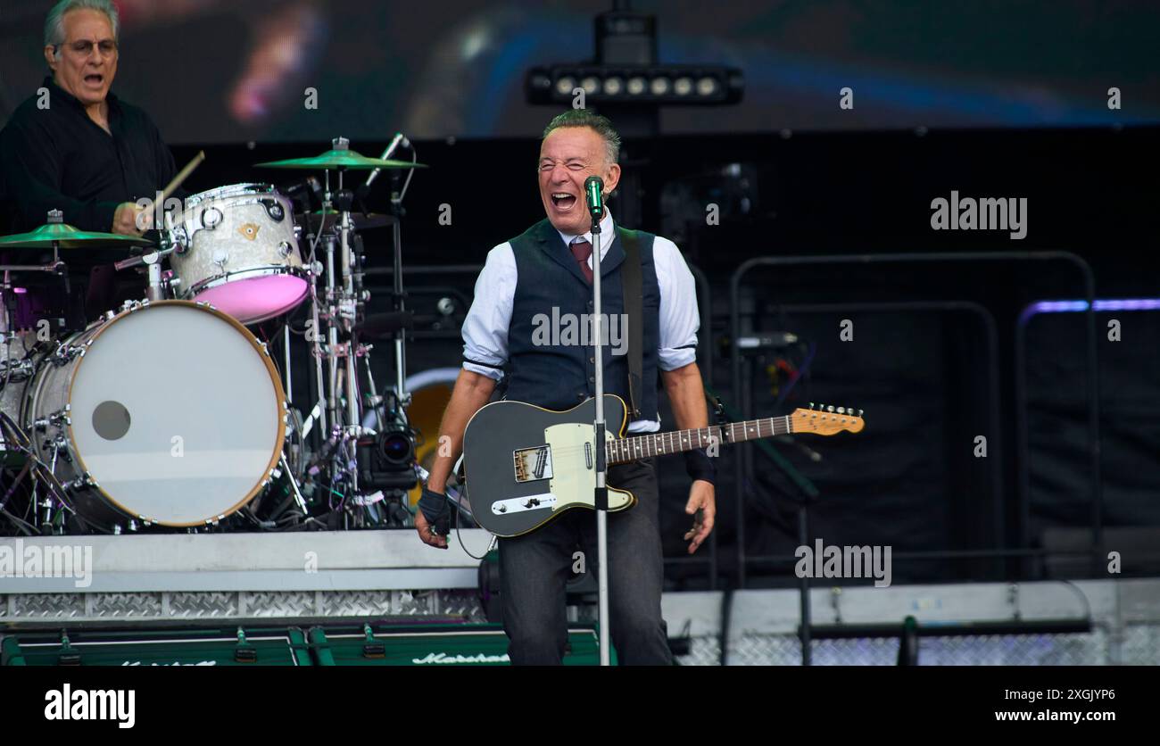 Springsteen and e street band 2024 world tour hi-res stock photography ...