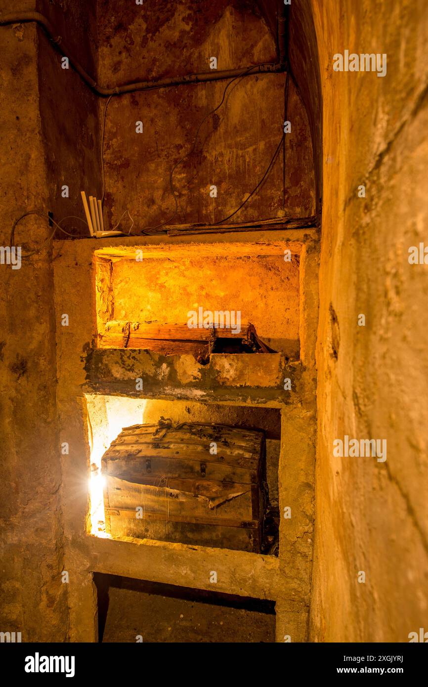 Tunnels catacombs underground burial hi-res stock photography and ...