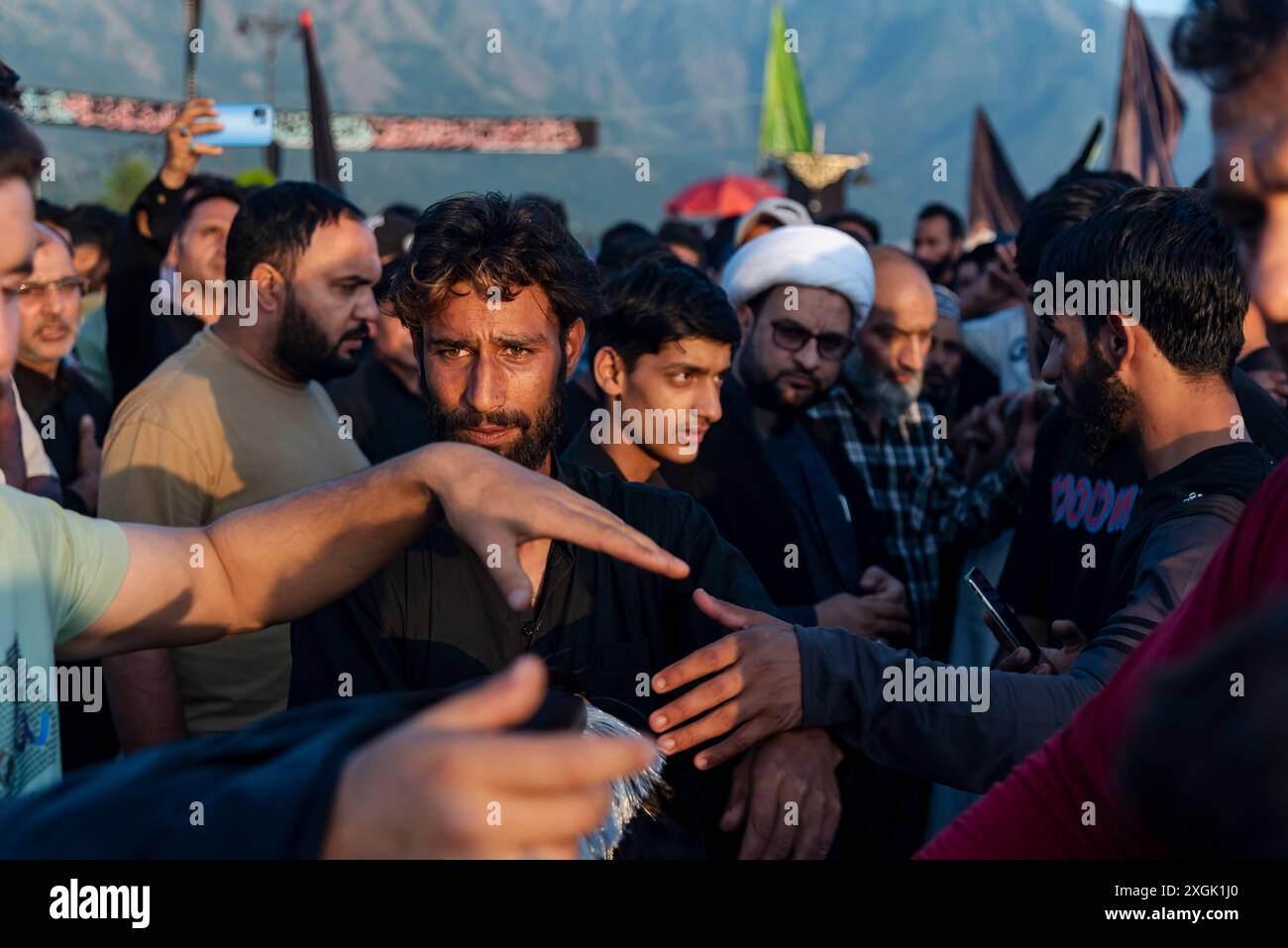 Kashmiri Shia Muslims prepare a religious flag to install on a road ...