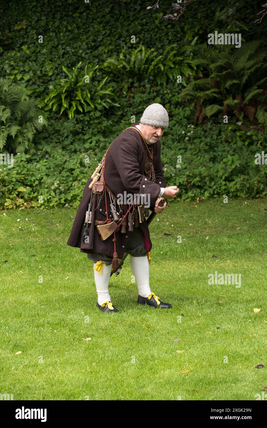 Musketeer loading musket hi-res stock photography and images - Alamy