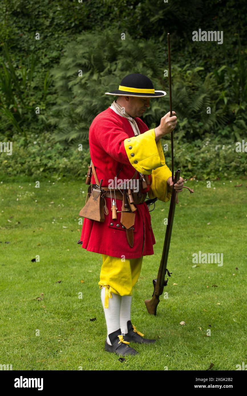Musketeer loading musket hi-res stock photography and images - Alamy
