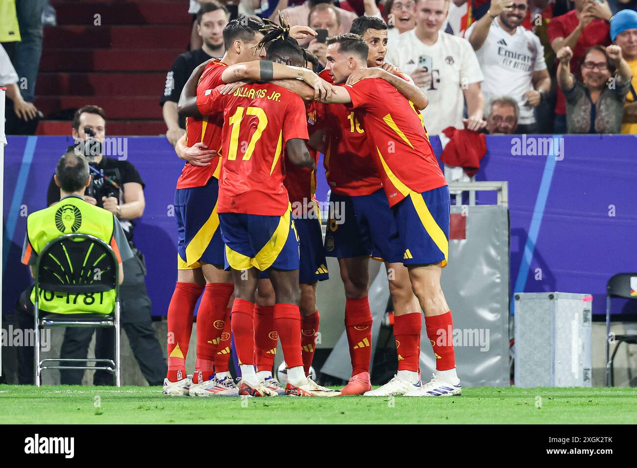 Tor fuer Spanien 2:1 durch Dani Olmo (Spanien, #10) Jubel im spanischen ...