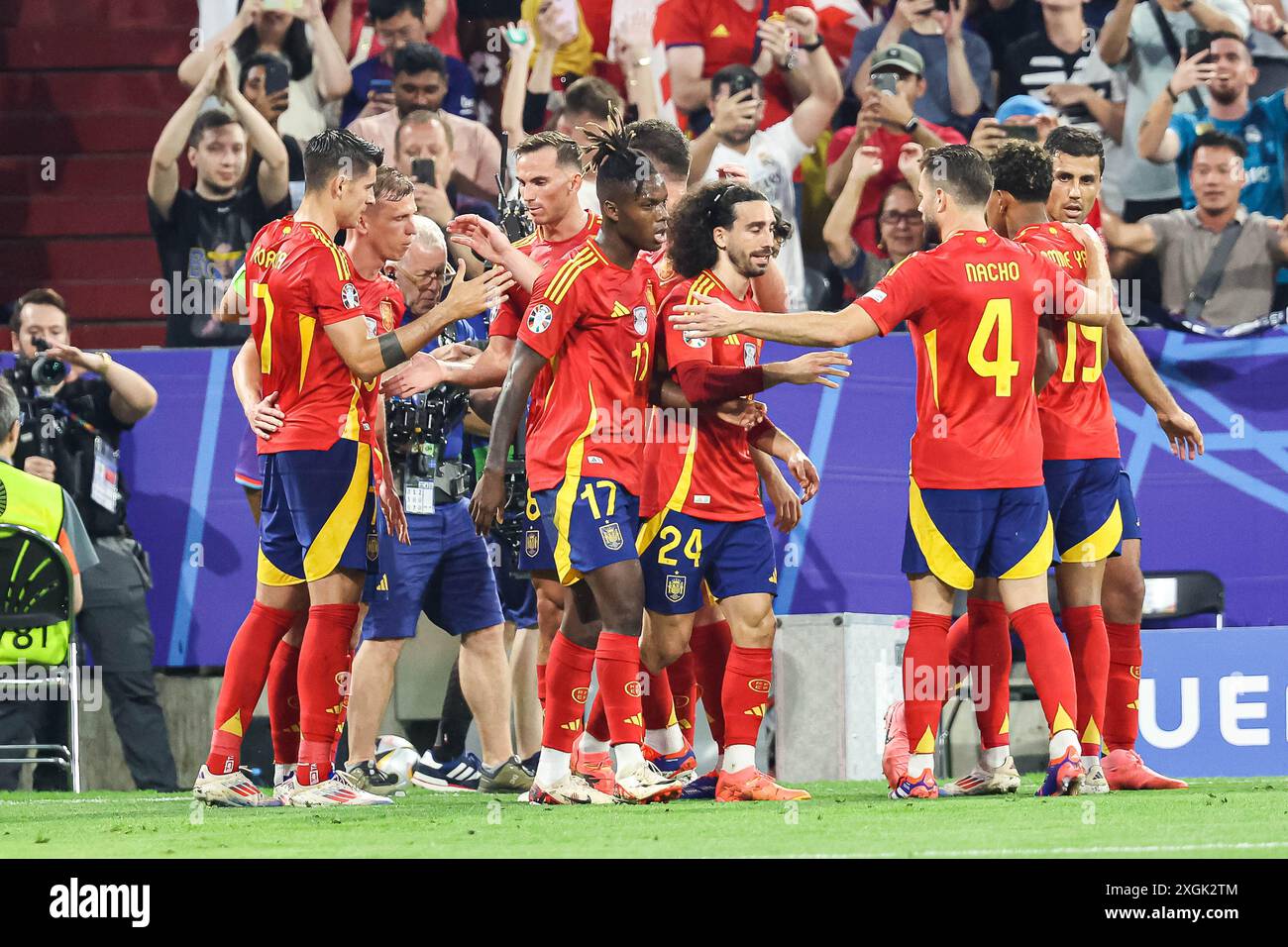 Tor fuer Spanien 2:1 durch Dani Olmo (Spanien, #10) Jubel im spanischen ...