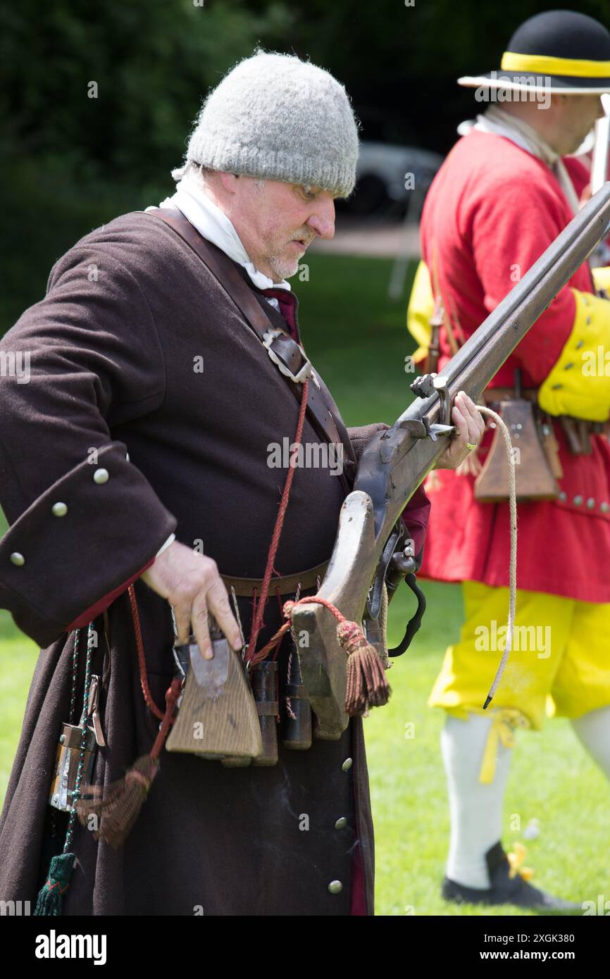Musketeer loading musket hi-res stock photography and images - Alamy