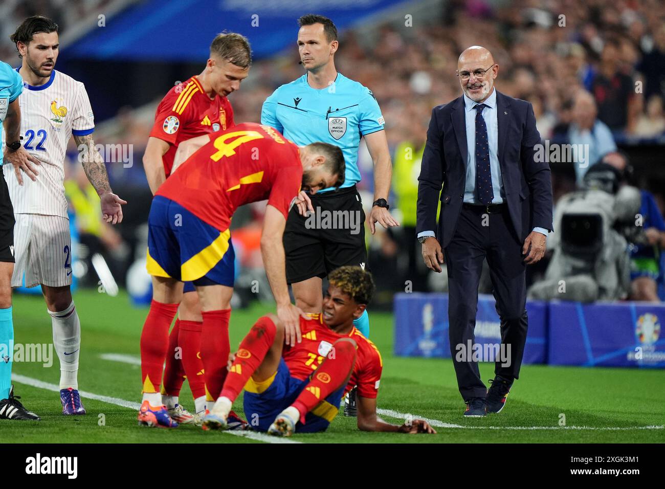 Spain manager Luis de la Fuente (right) on the touchline as Spain's ...