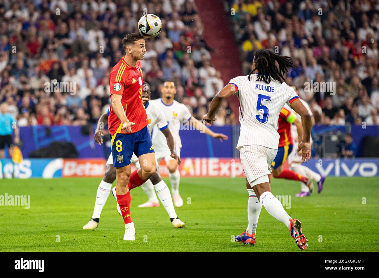 Kopfball von Fabian Ruiz (Spanien, #08), Jules Konde (Frankreich, #05 ...